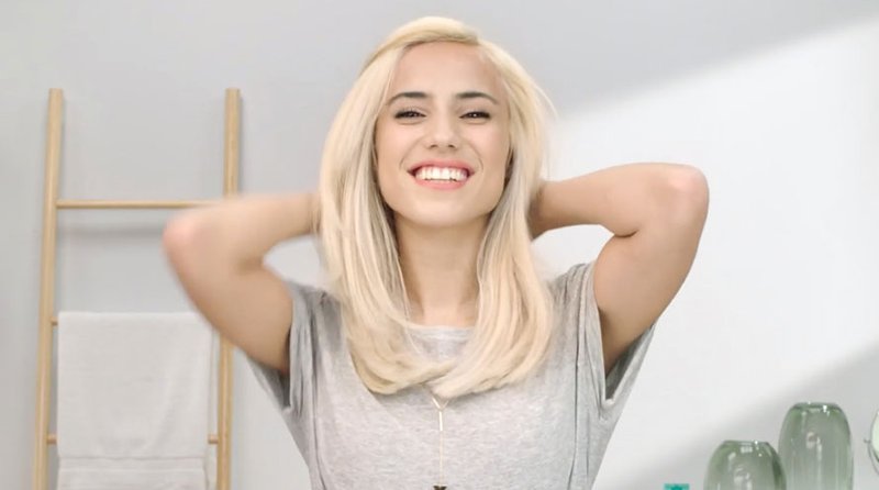 How To Bleach Hair At Home - Bleaching Hair Guide - Garnier