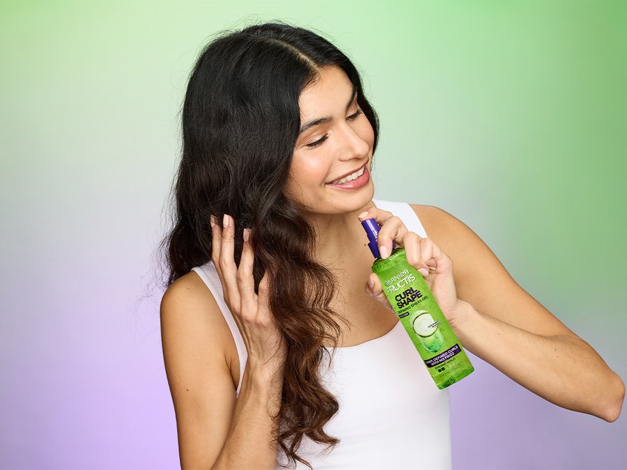La rutina en 10 pasos para conseguir unos rizos definidos - Garnier