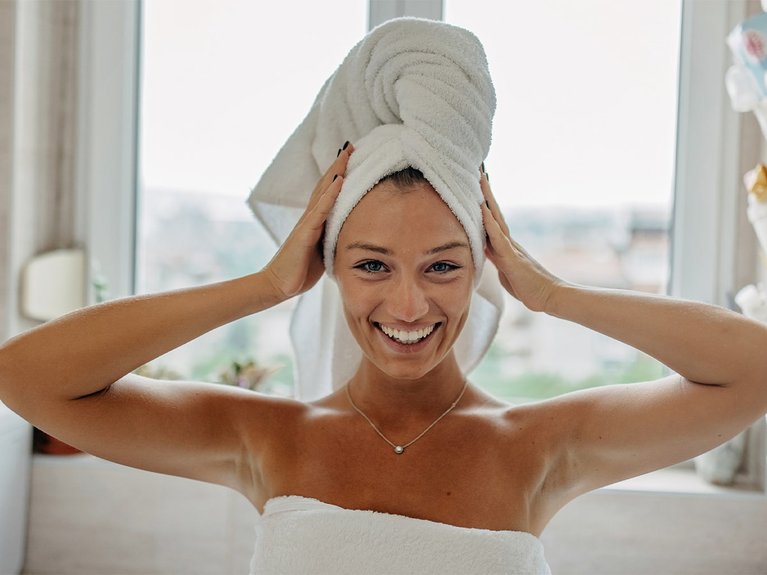 What Causes Frizzy Hair – Hair Care Tips & Articles - Garnier