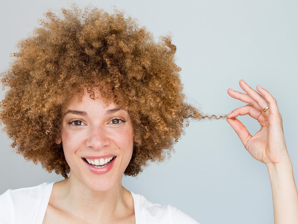 How to Pineapple your Hair to Protect Curls - Garnier