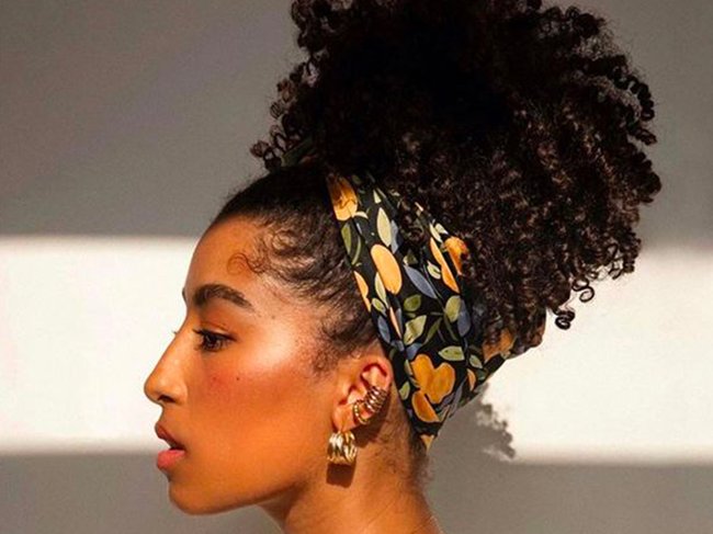 Hair pineappling to protect and style curls - Garnier