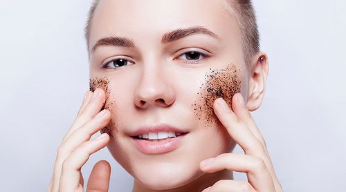 Should You Cleanse Your Skin or Scrub it First? - Garnier