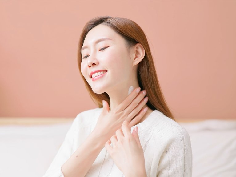 Learn How To Properly Cleanse Your Neck - Skin Care - Garnier
