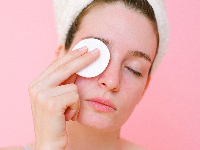 Using Micellar Water to Remove Waterproof Mascara - Garnier